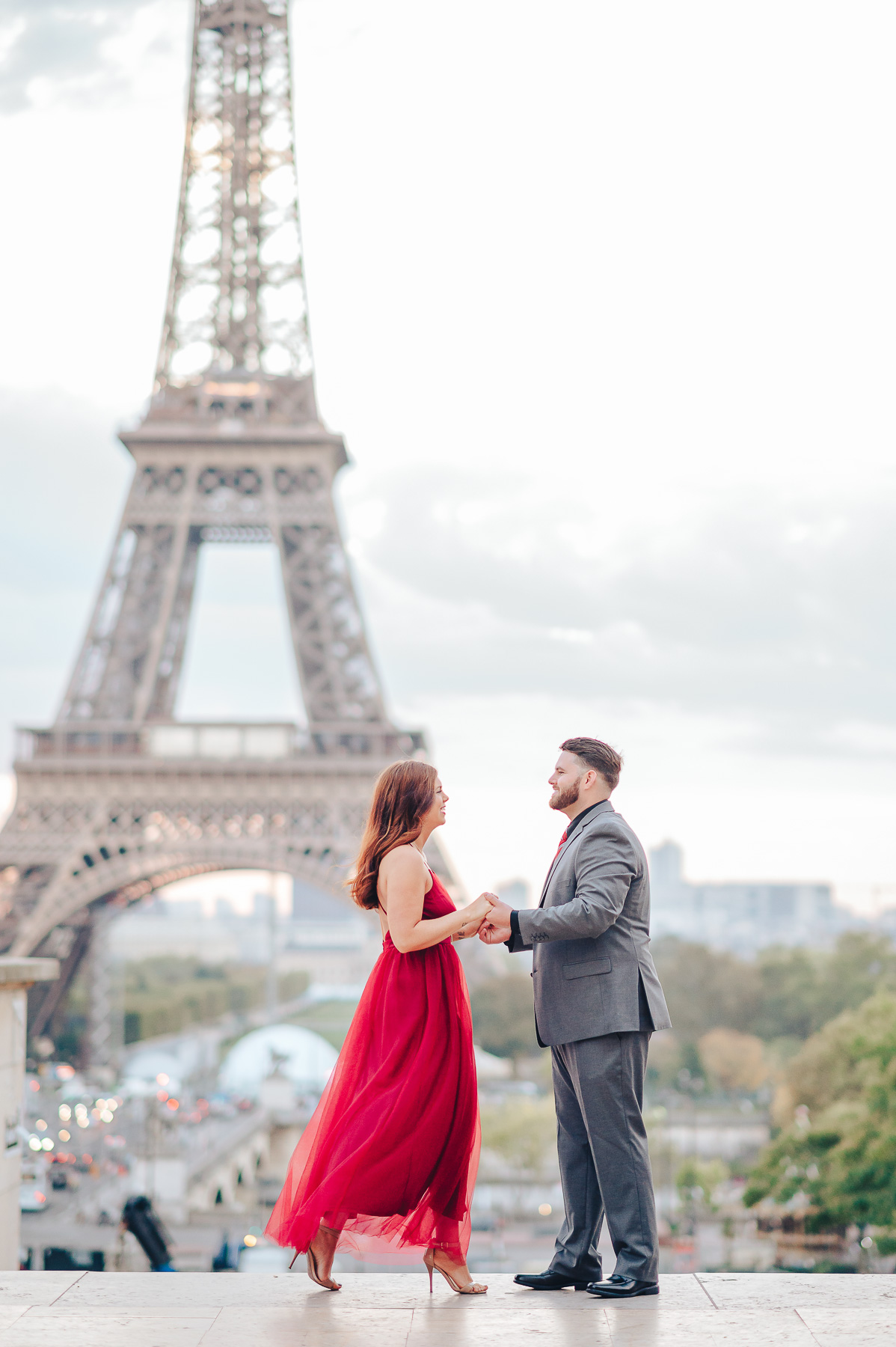 Catie and DJ meeting sunrise at Trocadero square - Paris Photographer ...
